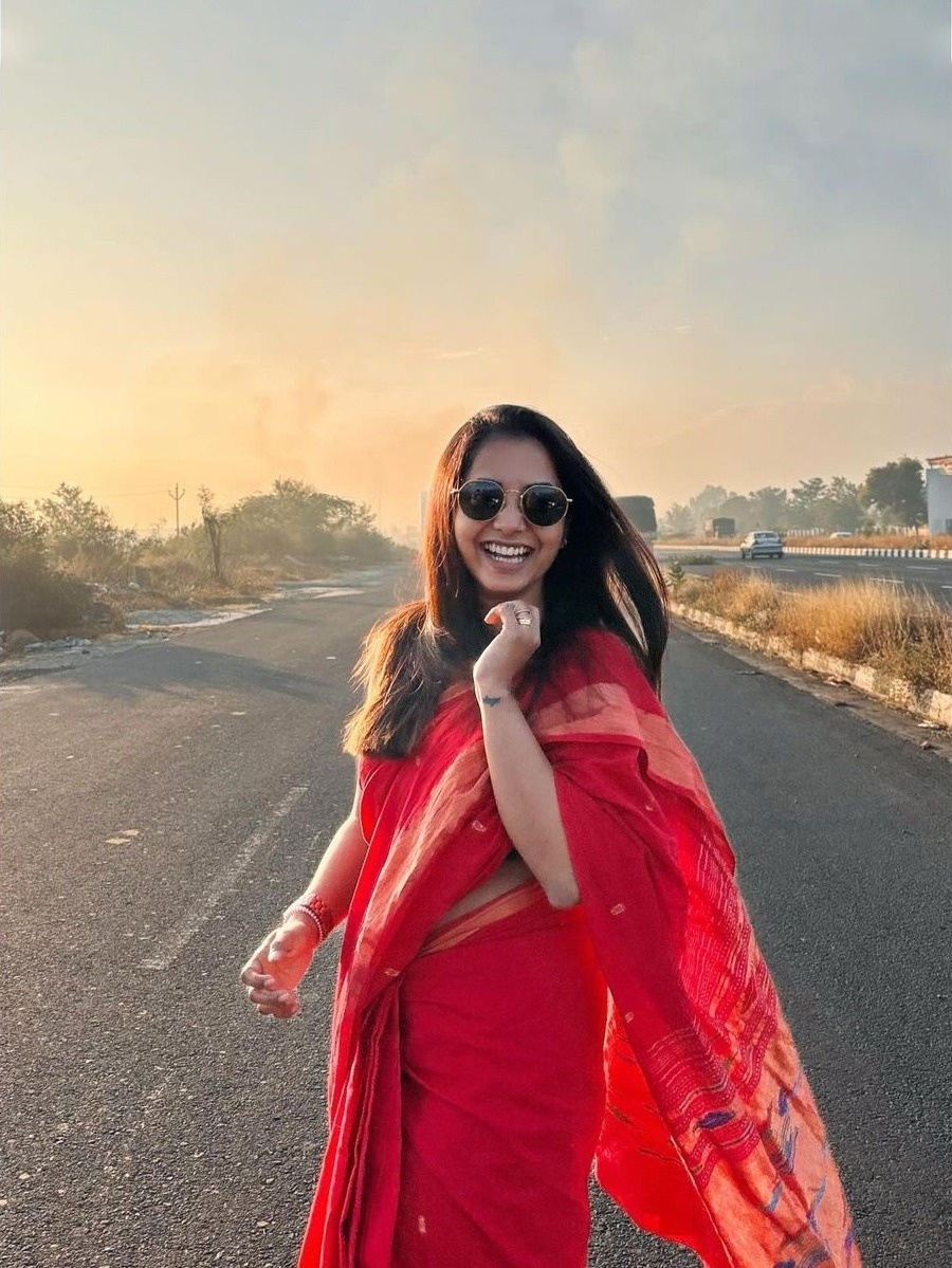 लाल साडी, डोळ्यावर गॉगल; सायली संजीवचा जबरदस्त 'मराठी swag'